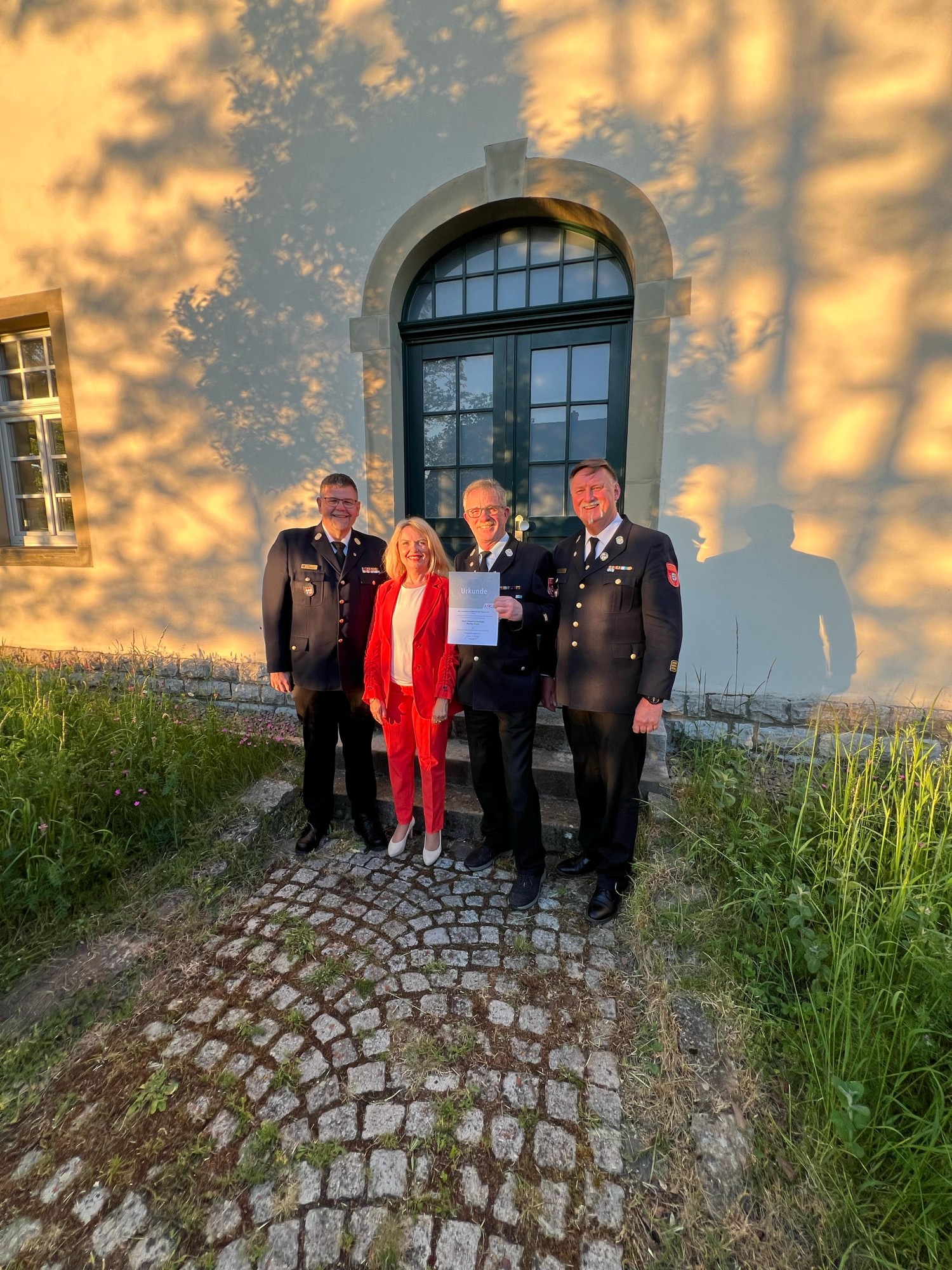 KBM Martin Ebert mit dem bayerischen Feuerwehr-Ehrenkreuz in Silber ...